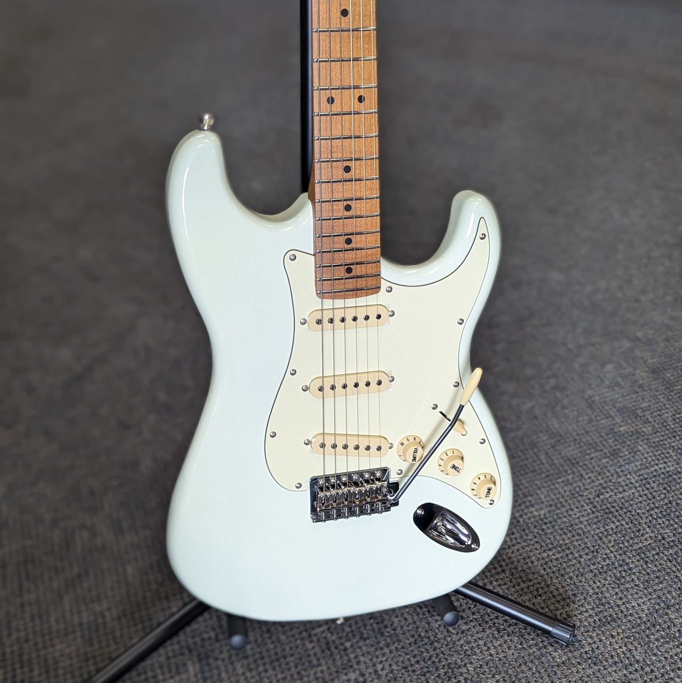 JET Guitars JS-300 OW Solidbody Strat-Style Guitar - Olympic White, Ro ...